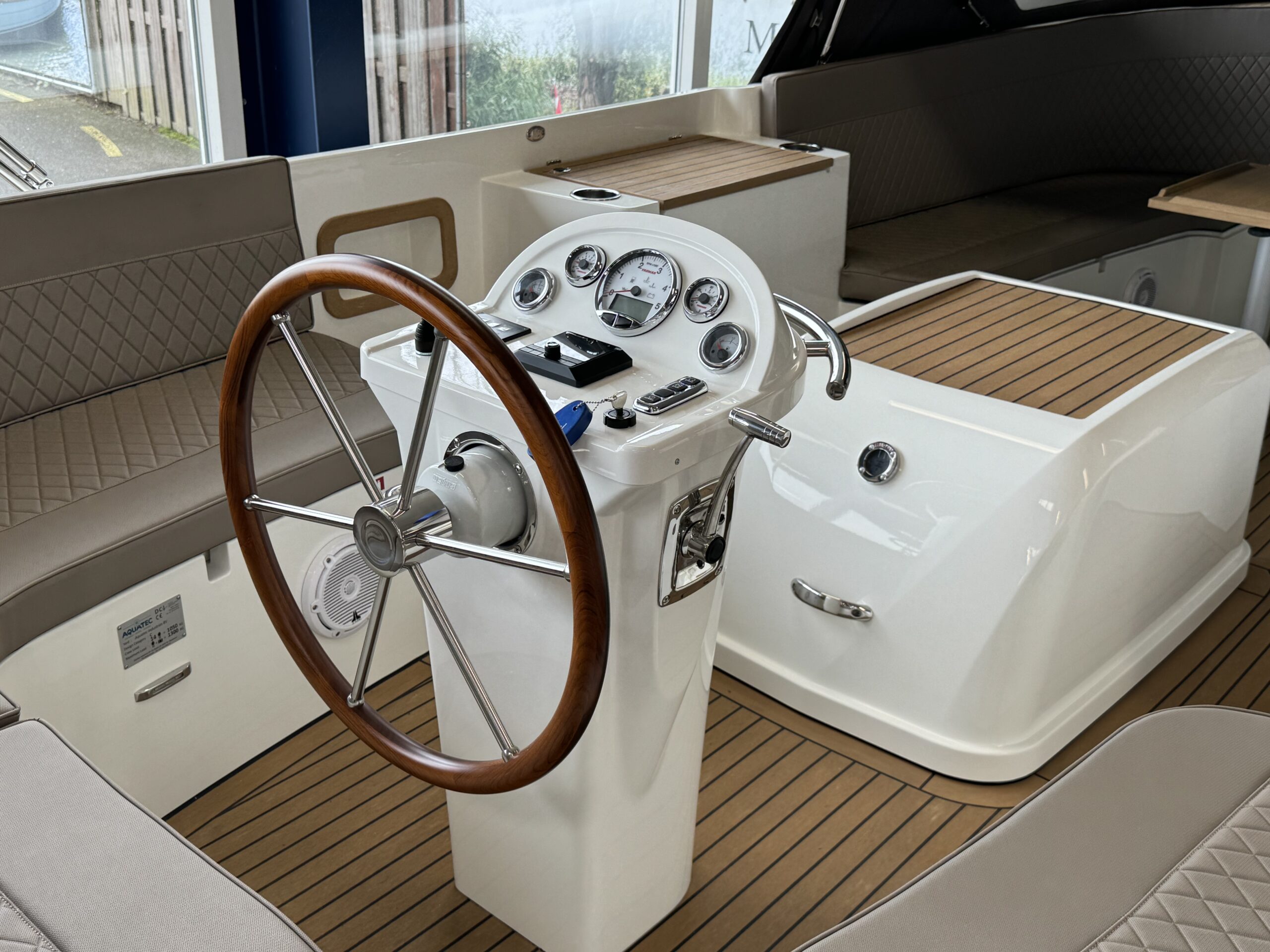 Plan een bezoek en ervaar de nieuwe sloepen en tenders in de showroom ...