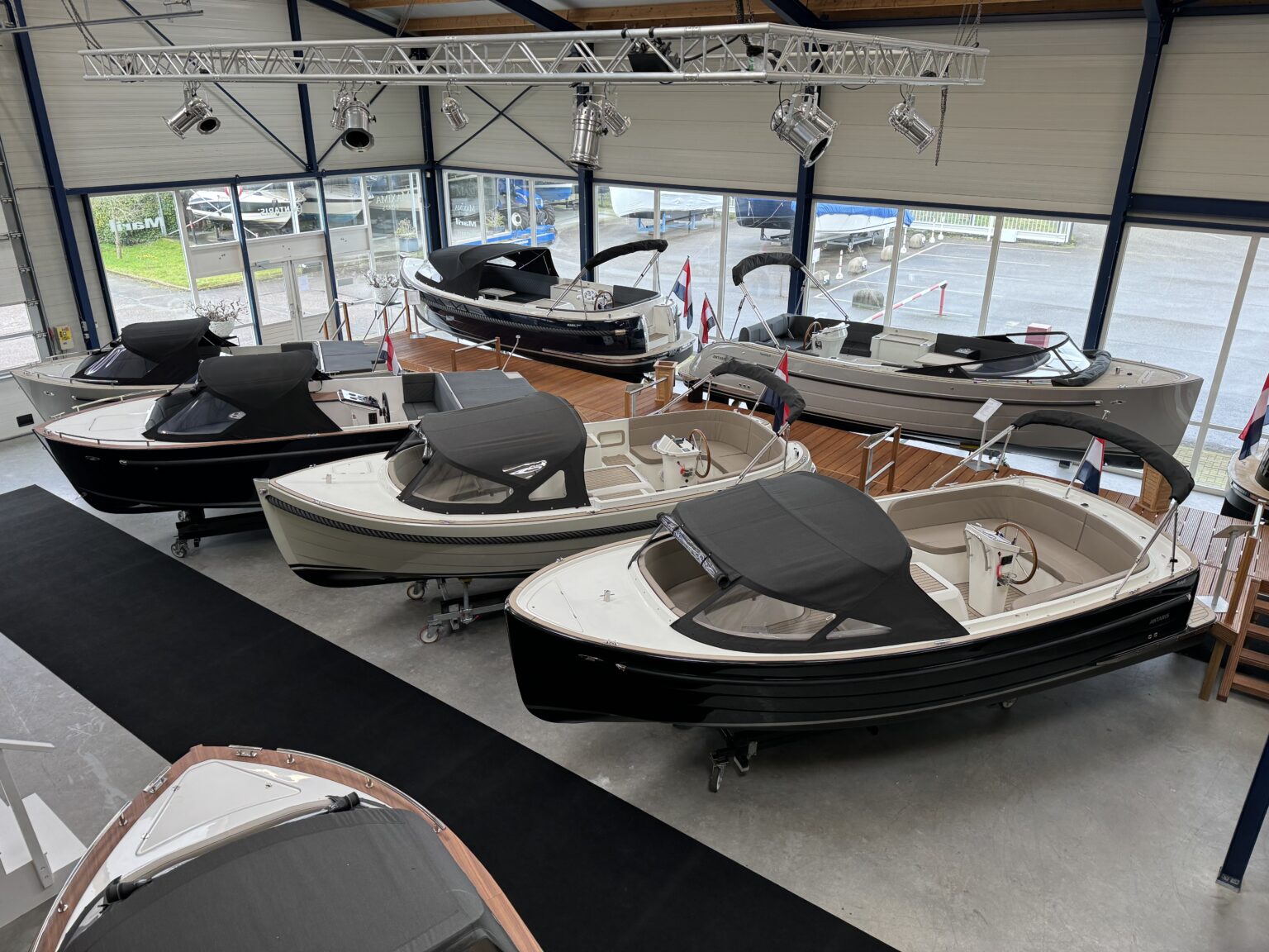 Plan een bezoek en ervaar de nieuwe sloepen en tenders in de showroom ...